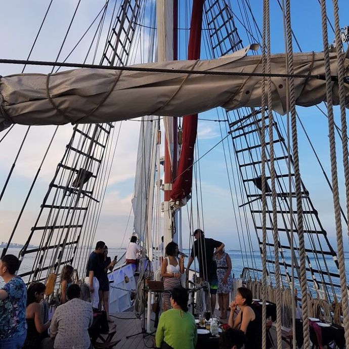 Royal Albatross’s Sunset SAIL DINNER CRUISE on Sentosa Island | Gezenti ...