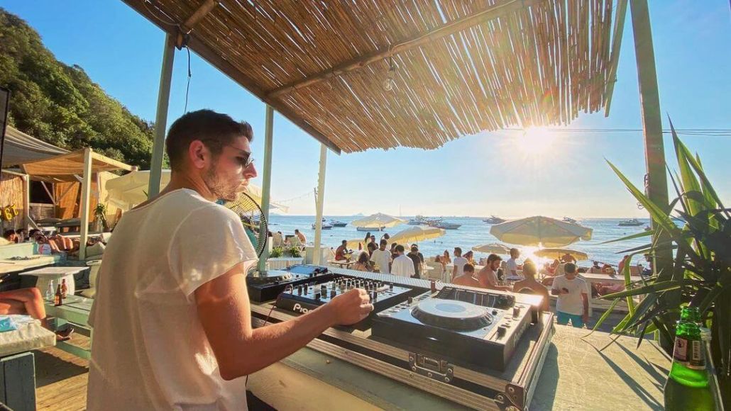 Kınalıada’da Denizin Müzikle Buluştuğu Plaj, Noya Beach | Gezenti Anne