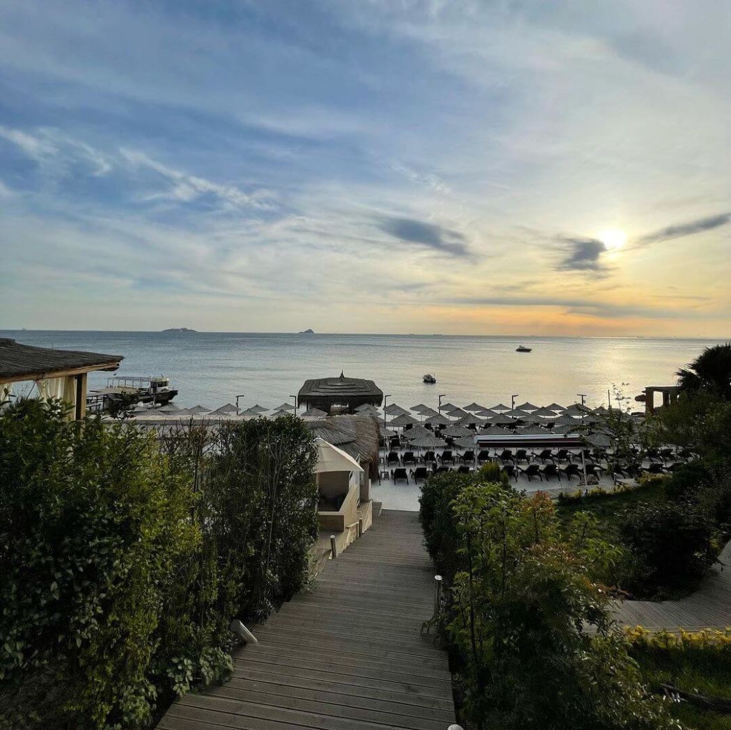 Kınalıada’da Denizin Müzikle Buluştuğu Plaj, Noya Beach | Gezenti Anne