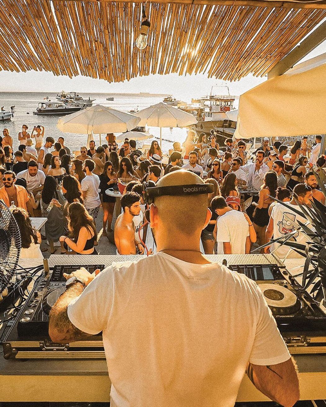 Kınalıada’da Denizin Müzikle Buluştuğu Plaj, Noya Beach | Gezenti Anne