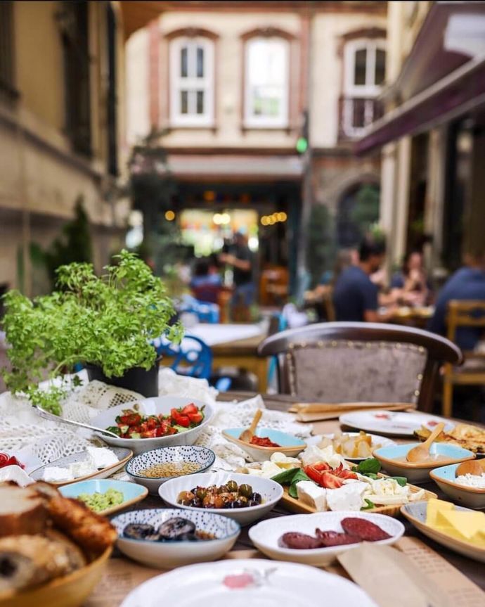 Galata Kulesi’nde Hem Gözleri Hem Damakları Şenlendiren Kahvaltı ...