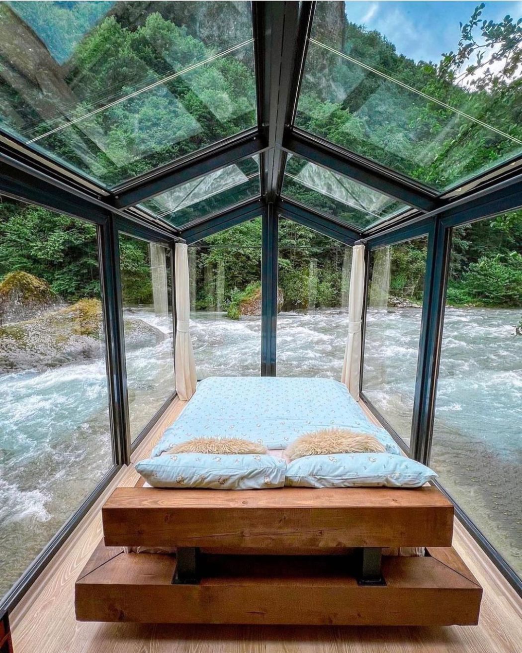 Rize Fırtına Vadisi’nde, Nehir Üzerinde Cam Tavanlı Ev, Pula Bungalov ...