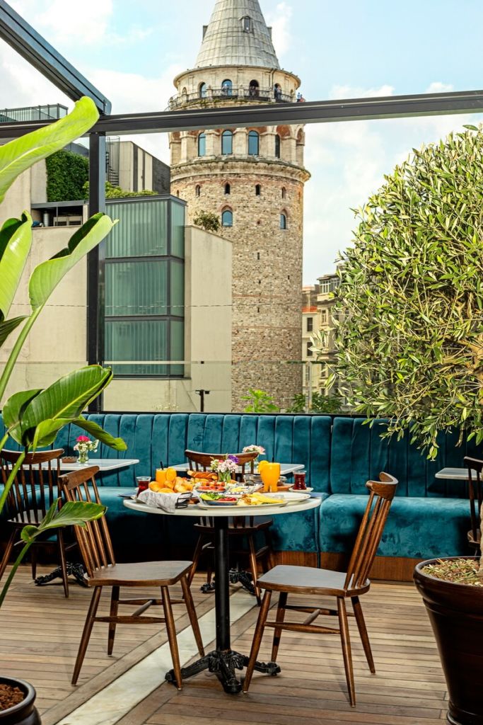 Galata’da Boğaz Manzaralı Açık Büfe Kahvaltı, BARNATHAN ROOF 2023 ...