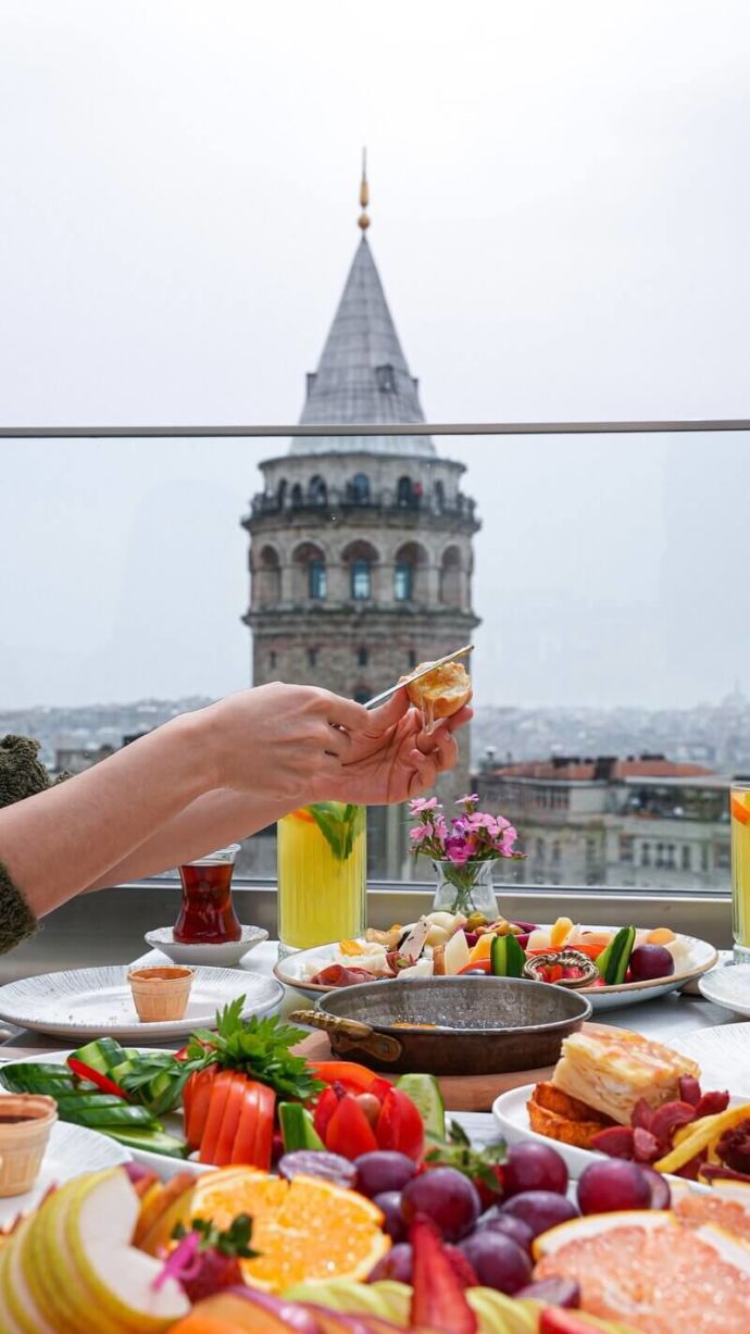 Galata’da Boğaz Manzaralı Açık Büfe Kahvaltı, BARNATHAN ROOF 2025 ...