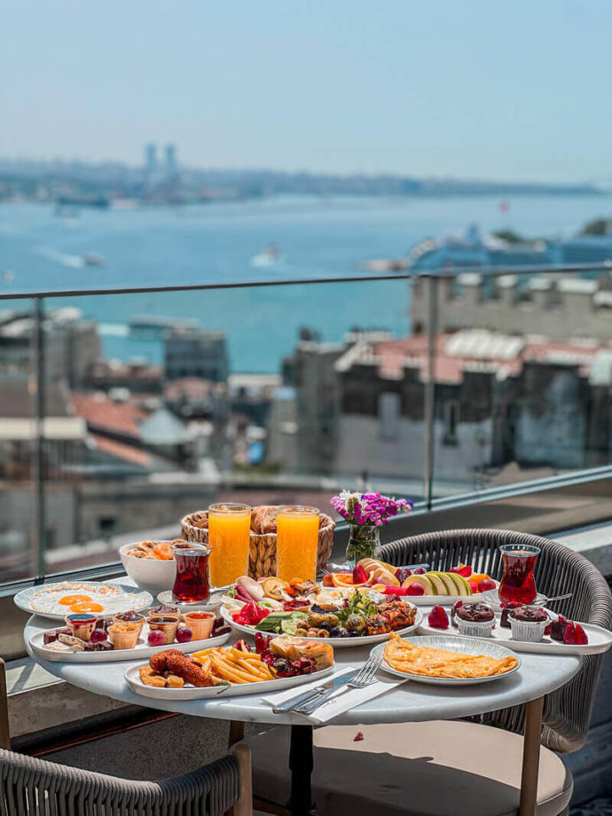 Galata’da Boğaz Manzaralı Açık Büfe Kahvaltı, BARNATHAN ROOF 2025 ...