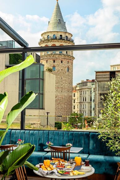 Galata Kulesi Manzaralı Bahçede Kahvaltı Keyfi, BARNATHAN GARDEN 2025 ...