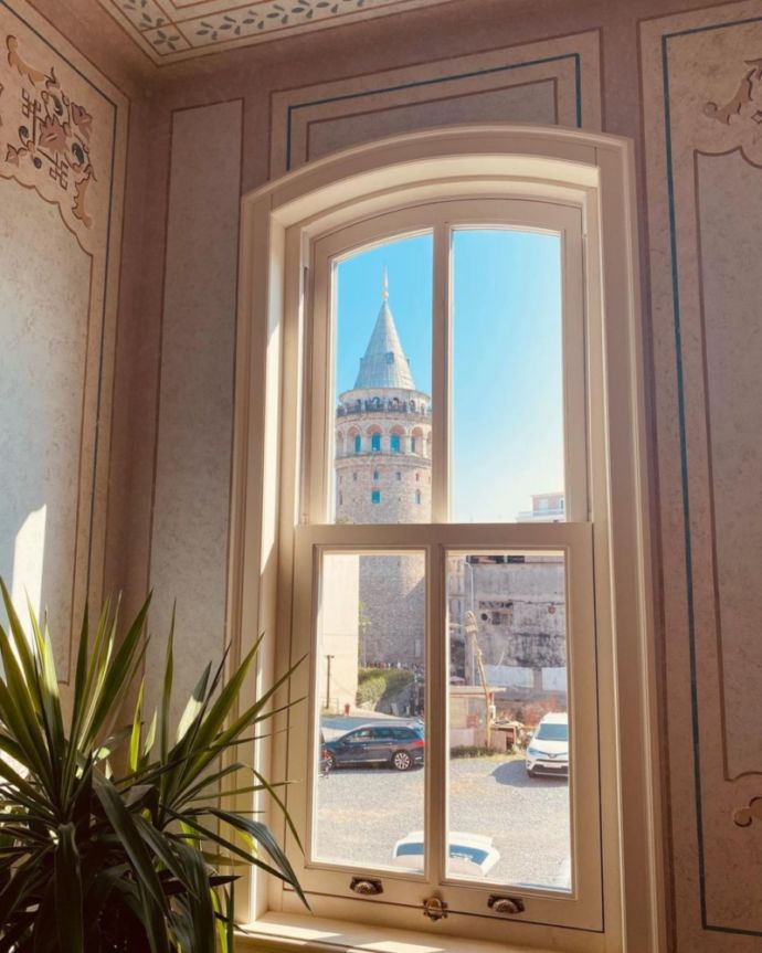 Galata Kulesi Manzaralı Bahçede Kahvaltı Keyfi, BARNATHAN GARDEN 2025 ...